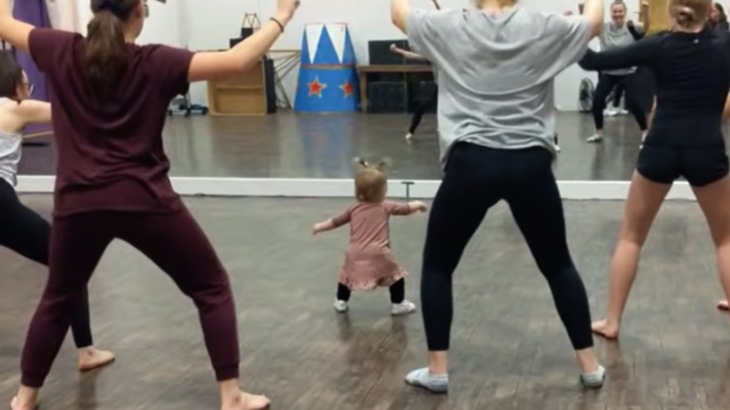 A 2-year-old girl showed adults how to dance. – All Amazing Babies